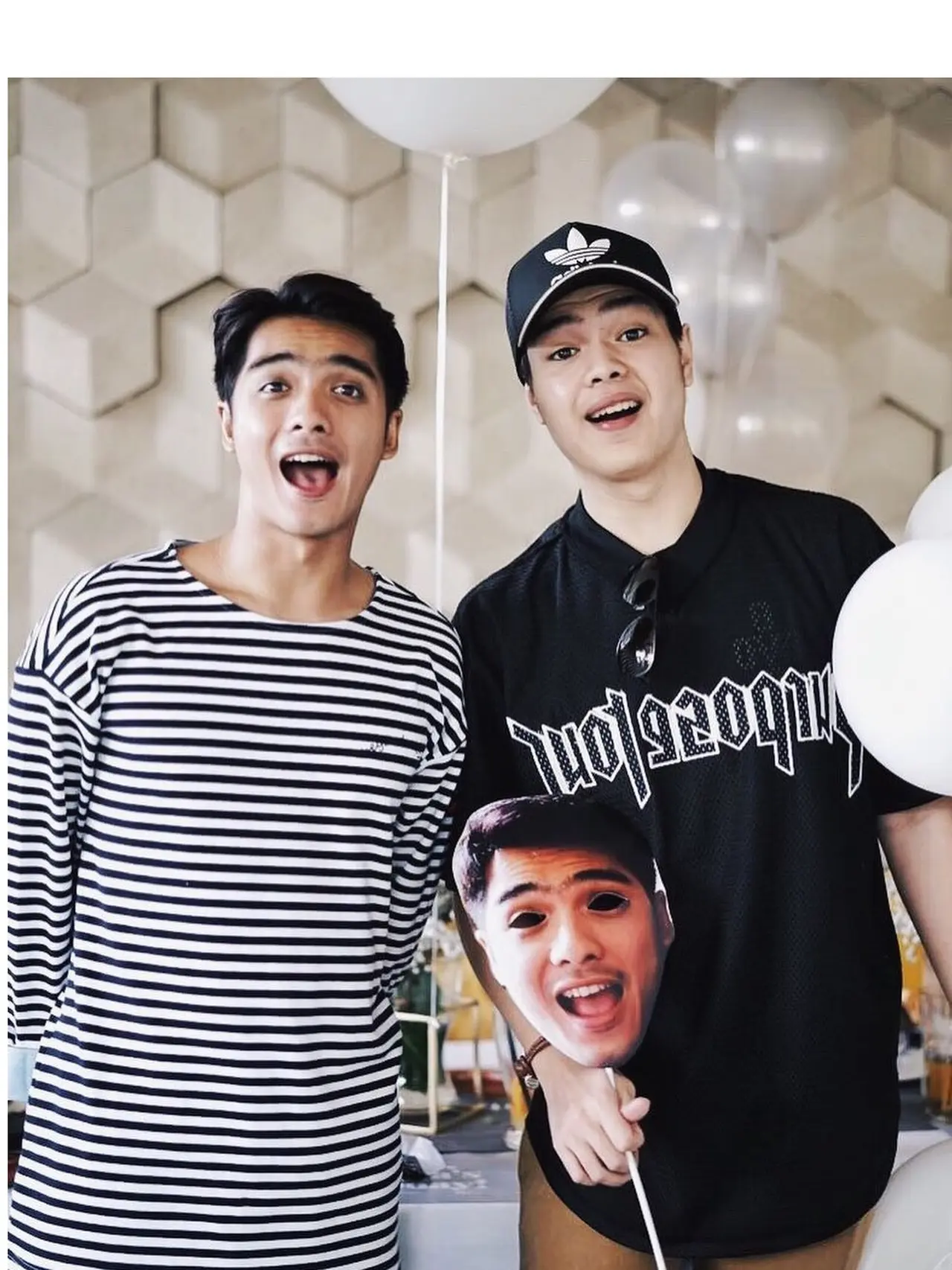 7 Potret Kedekatan Ricky Harun dan Jeje Soekarno, Kakak Adik yang ...