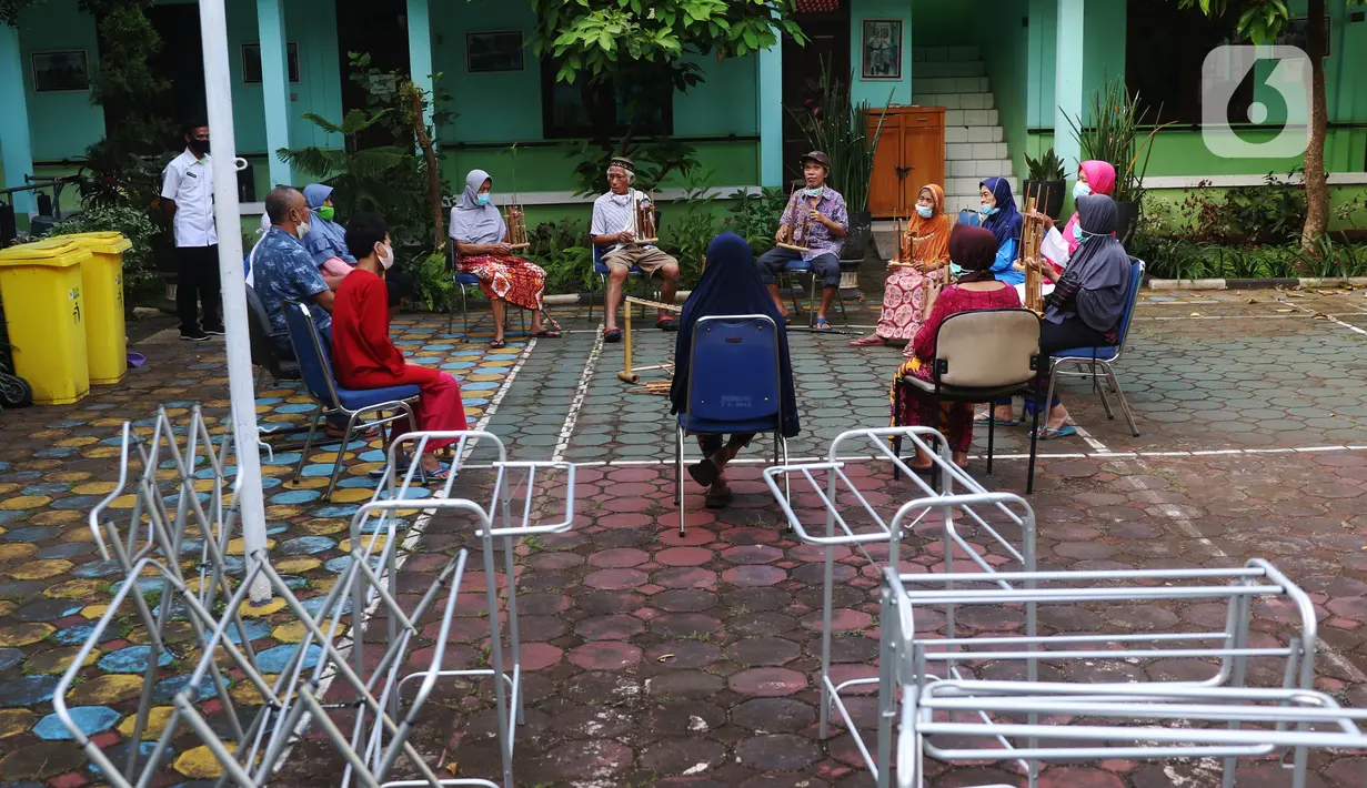 FOTO: Aktivitas Lansia Mengisi Waktu Sambil Berlatih - Foto Liputan6.com