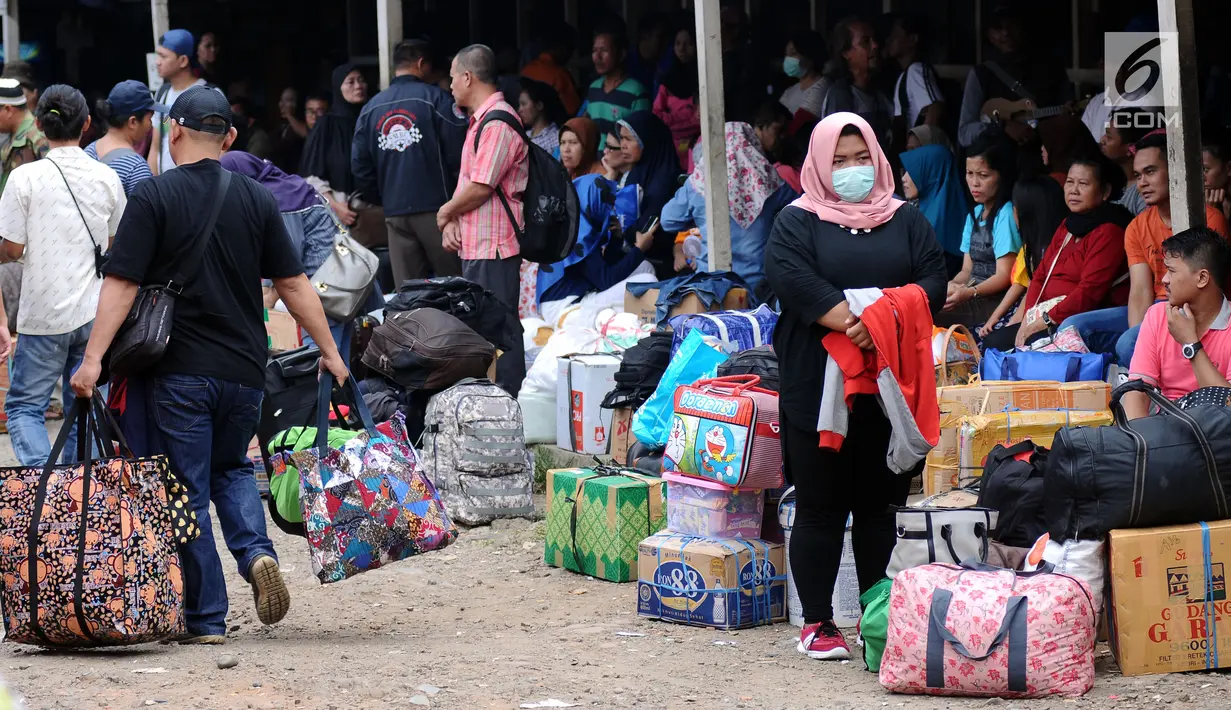 Calon Pemudik Padati Terminal Bayangan Pinang Ranti - Foto Liputan6.com