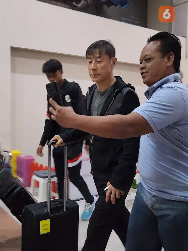 Shin Tae-yong Diserbu Fans dan Tolak Layani Wawancara Media usai Timnas Indonesia Tiba di Solo ...