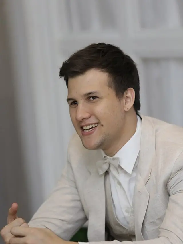 6 Potret Terbaru Stuart Collin Tampil Brewokan, Bikin Pangling - Hot ...