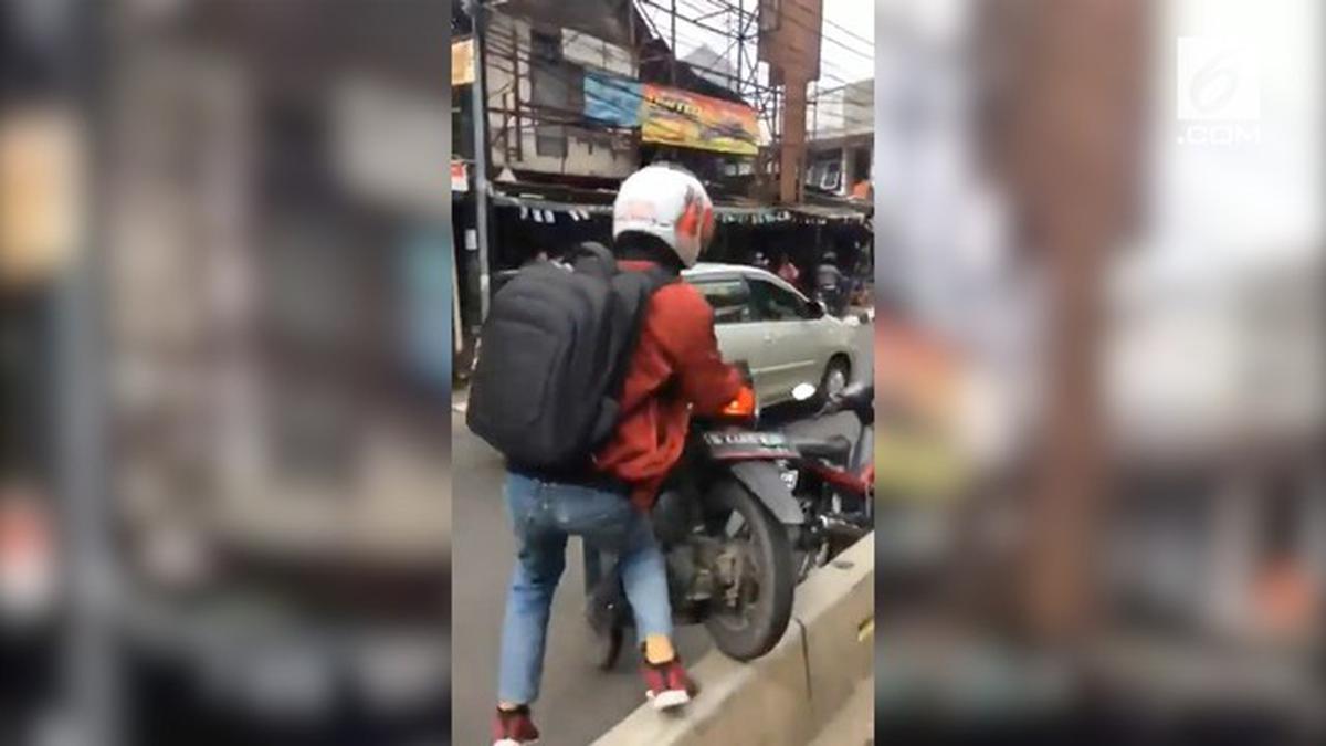 VIDEO: Takut Polisi, Puluhan Pengendara Angkat Motor dari Jalur ...
