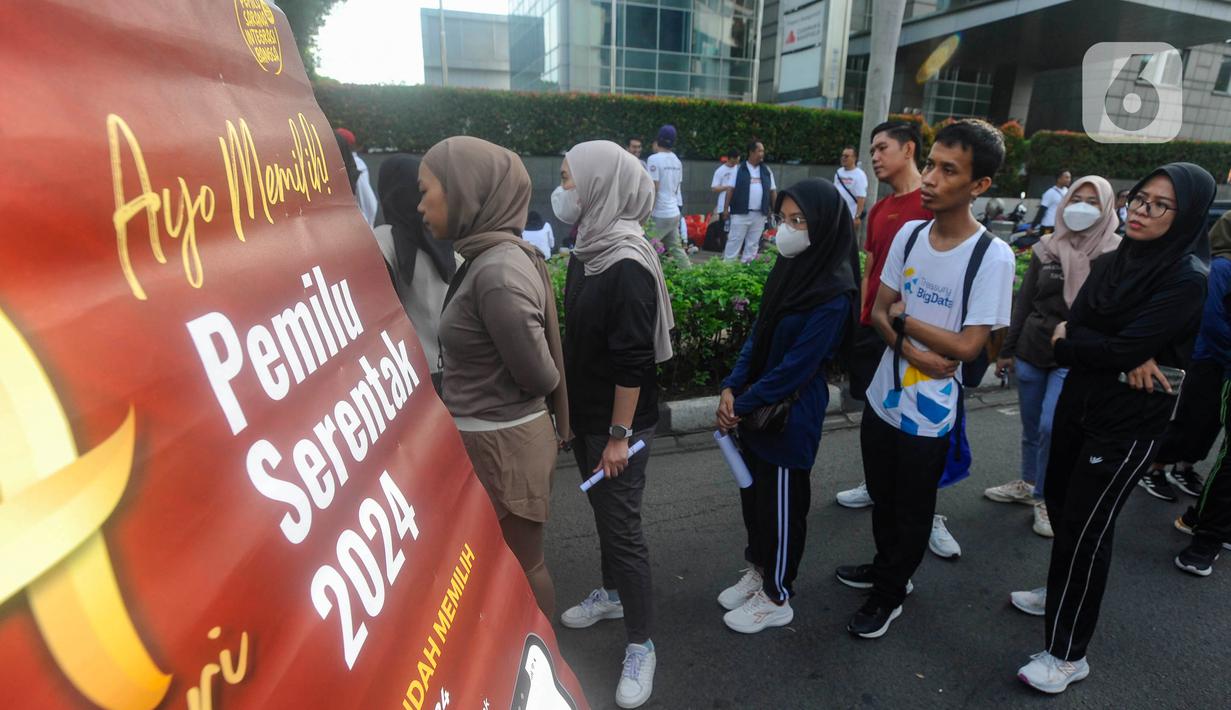 Antrian Warga yang Mengurus Pindah Lokasi TPS Pemilu 2024