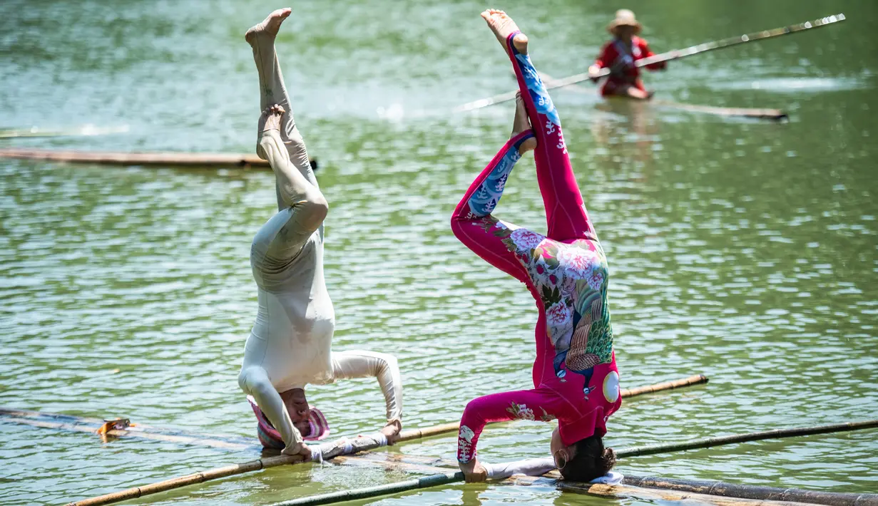 FOTO: Seni Meniti Bambu di Atas Air - Foto Liputan6.com