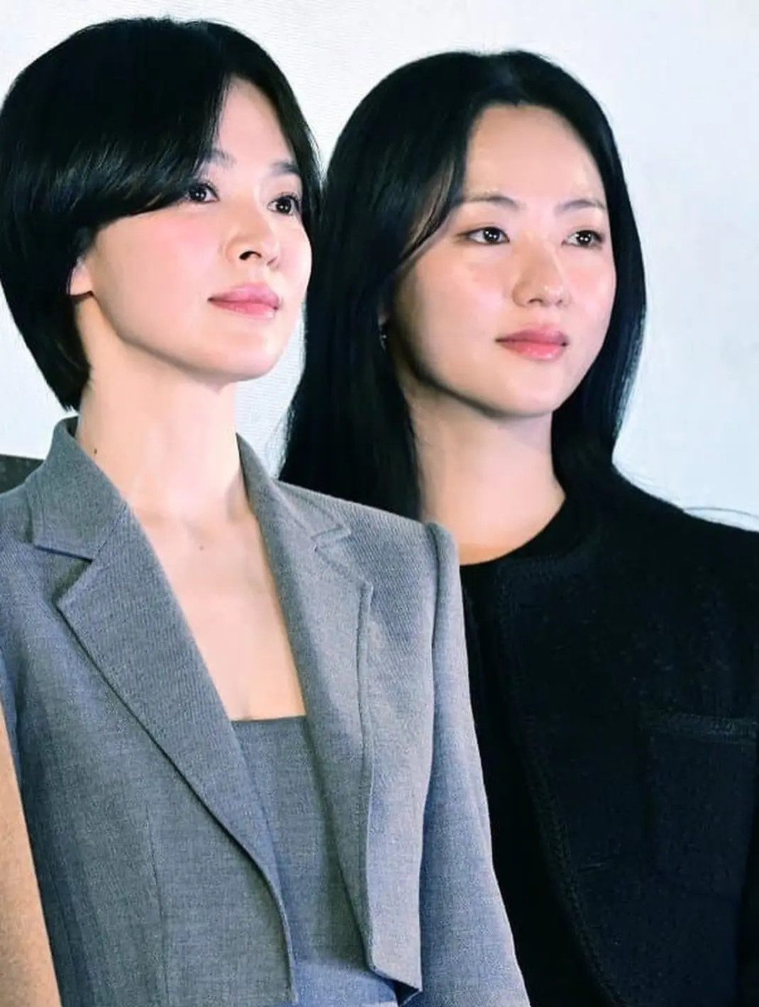 Manglingi! 6 Potret Awet Muda Song Hye Kyo dengan Rambut Tapered Bob, Pakai Outfit Mirip Seragam ...