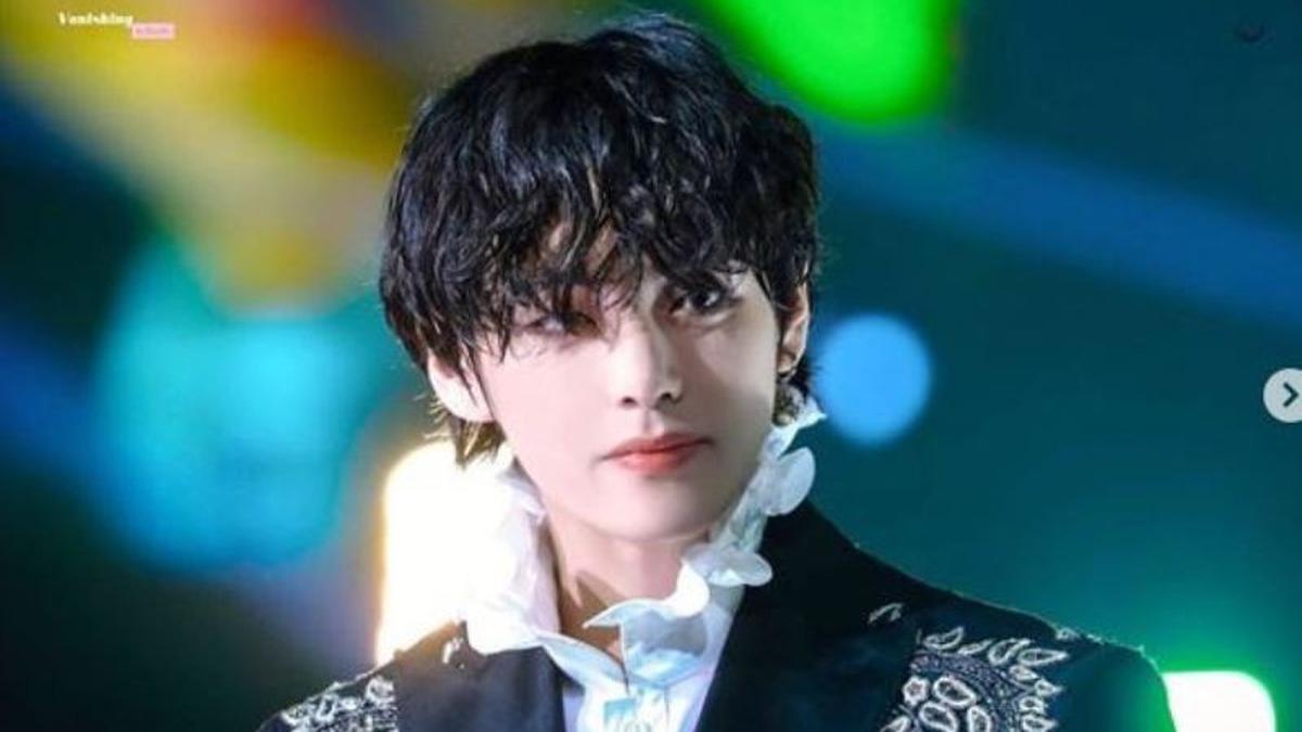 Kalahkan Teman Sendiri, V BTS Terpilih Jadi Pria Terseksi Sedunia