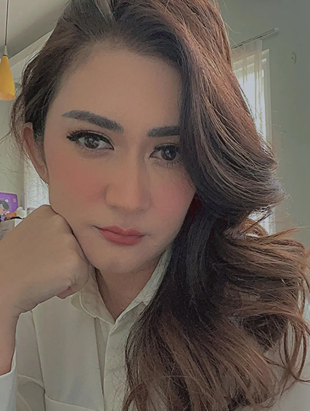 Potret Close Up Nafa Urbach Memukau di Umur 42 Tahun, Hot Mom Menawan - Foto Liputan6.com