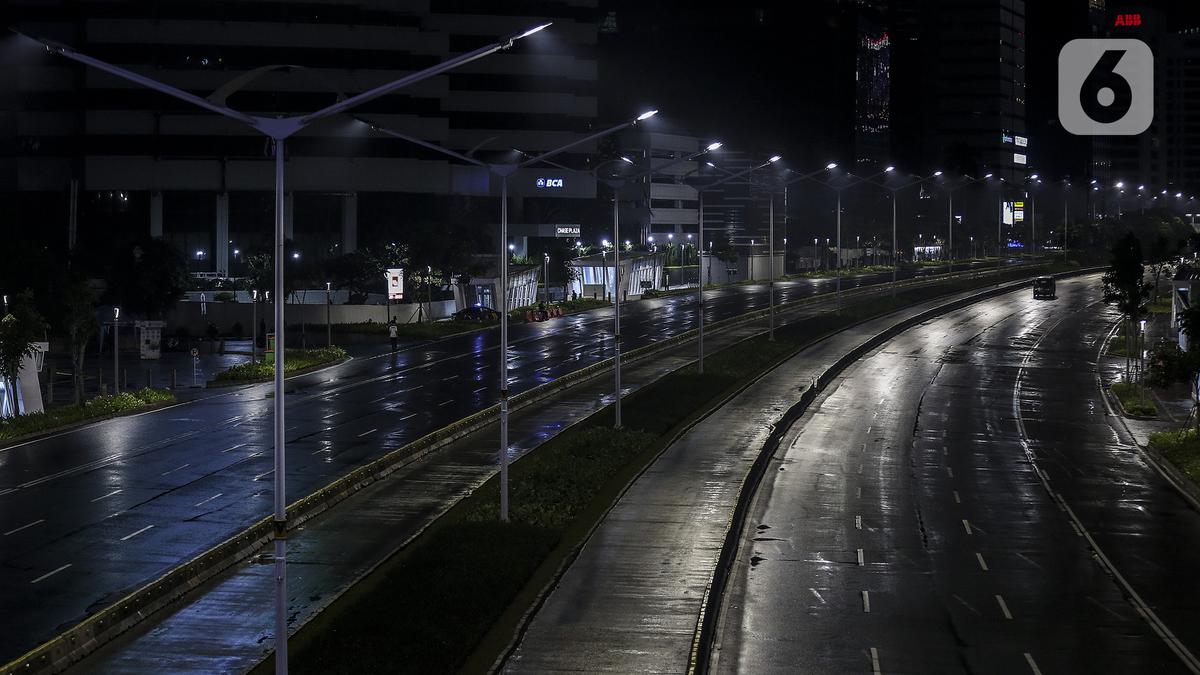 FOTO: Sunyi Sepi Jalan Sudirman-MH Thamrin Saat Ditutup pada Malam Tahun Baru - Foto Liputan6.com