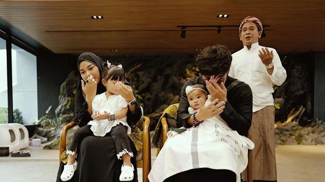 8 Momen Atta Halilintar dan Aurel Hermansyah Pamit Pergi Haji ke Anak ...