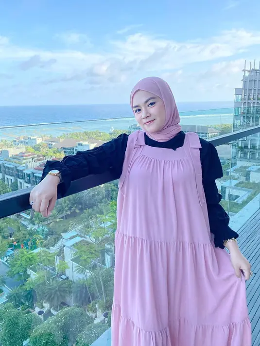 Gaya Yunita Lestari Eks Daus Mini Menikmati Liburan Mewah di Bali ...