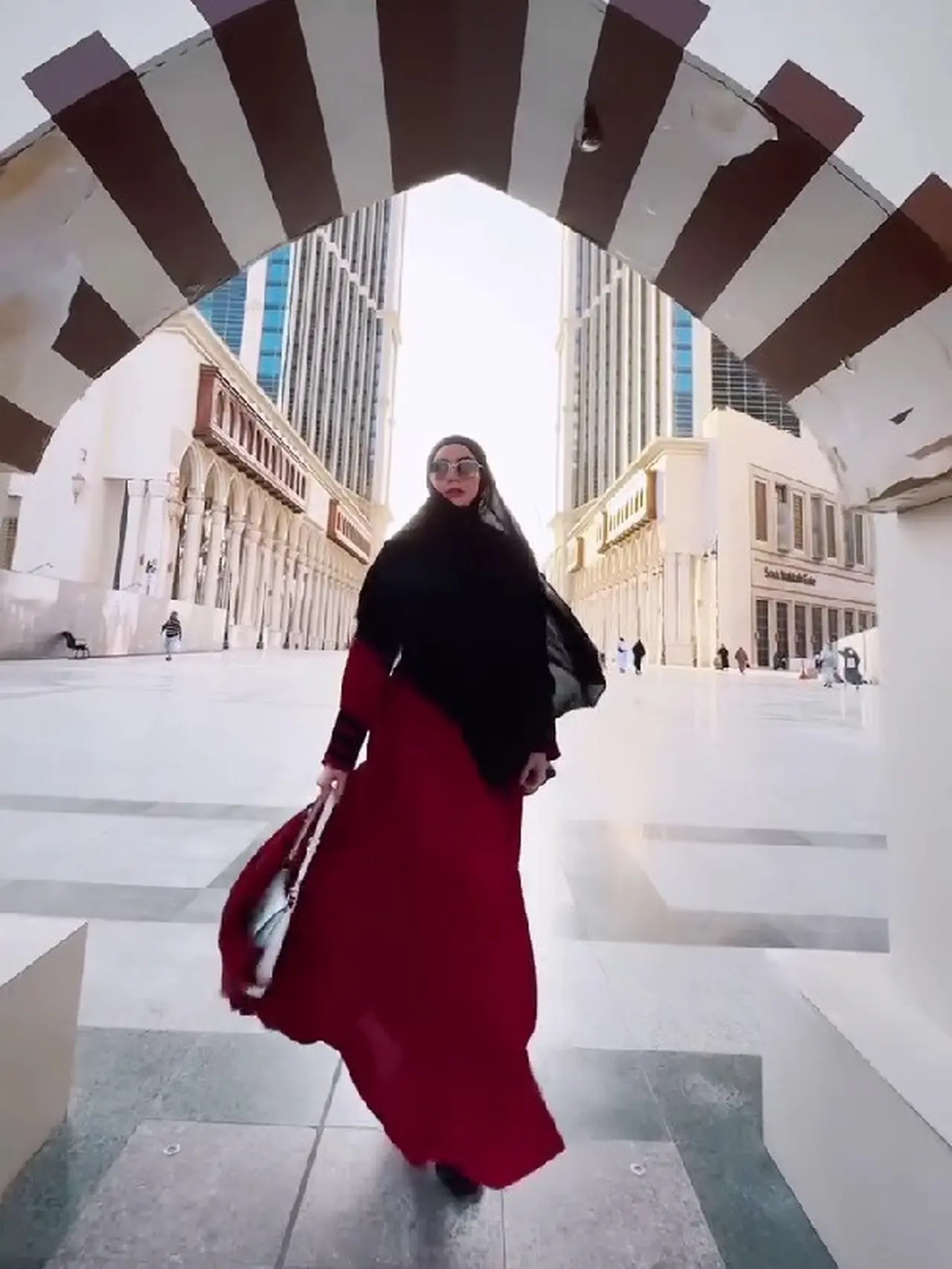 Menawan dengan Gamis dan Hijab Syari, Potret Aura Kasih yang Tampil ...