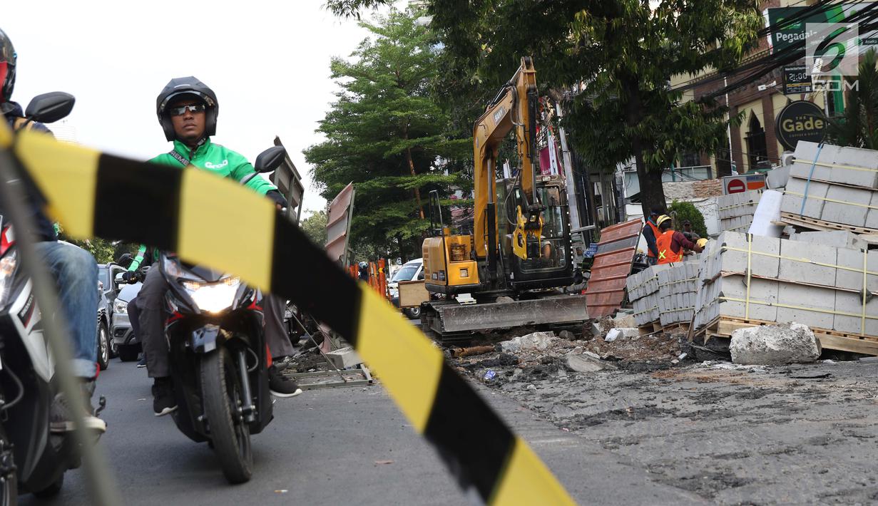 FOTO: Progres Revitalisasi Trotoar Salemba Raya - Foto Liputan6.com