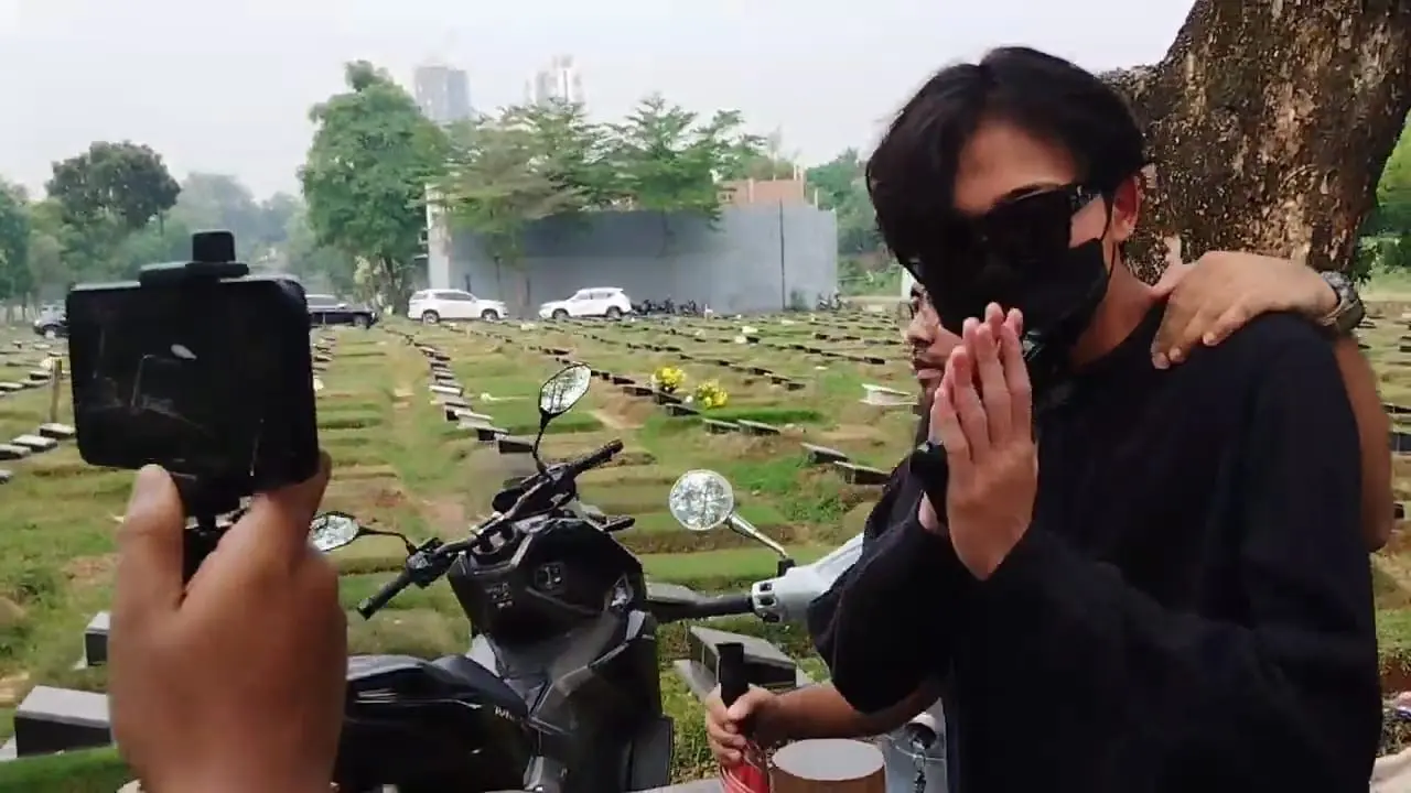 Rizwan Fadillah Anak Sule Turut Menghadiri Prosesi Pemakaman Nenek Leya ...