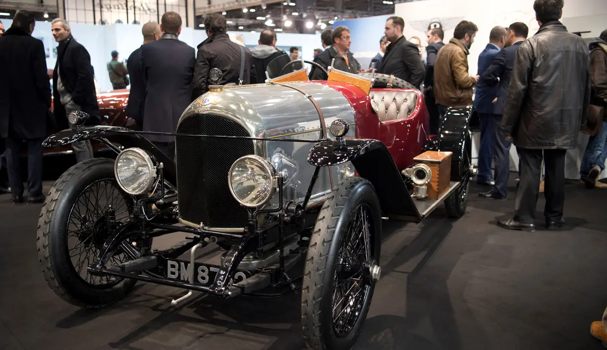 FOTO: Deretan Mobil Retro Dipamerkan di Paris - Foto Liputan6.com