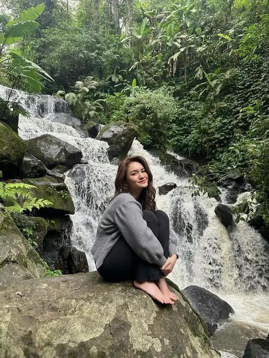 Potret Malaikha Dayanara Eks Gadis Sampul 2019 Main di Curug, Menawan ...