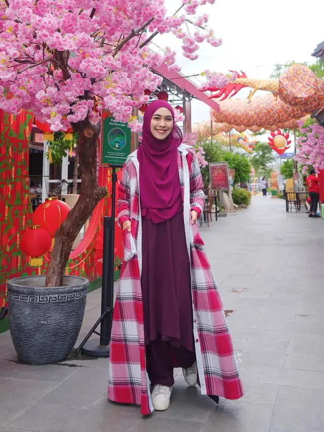 8 Inspirasi Gamis dengan Outer ala Oki Setiana Dewi, dari Gaya Formal ...
