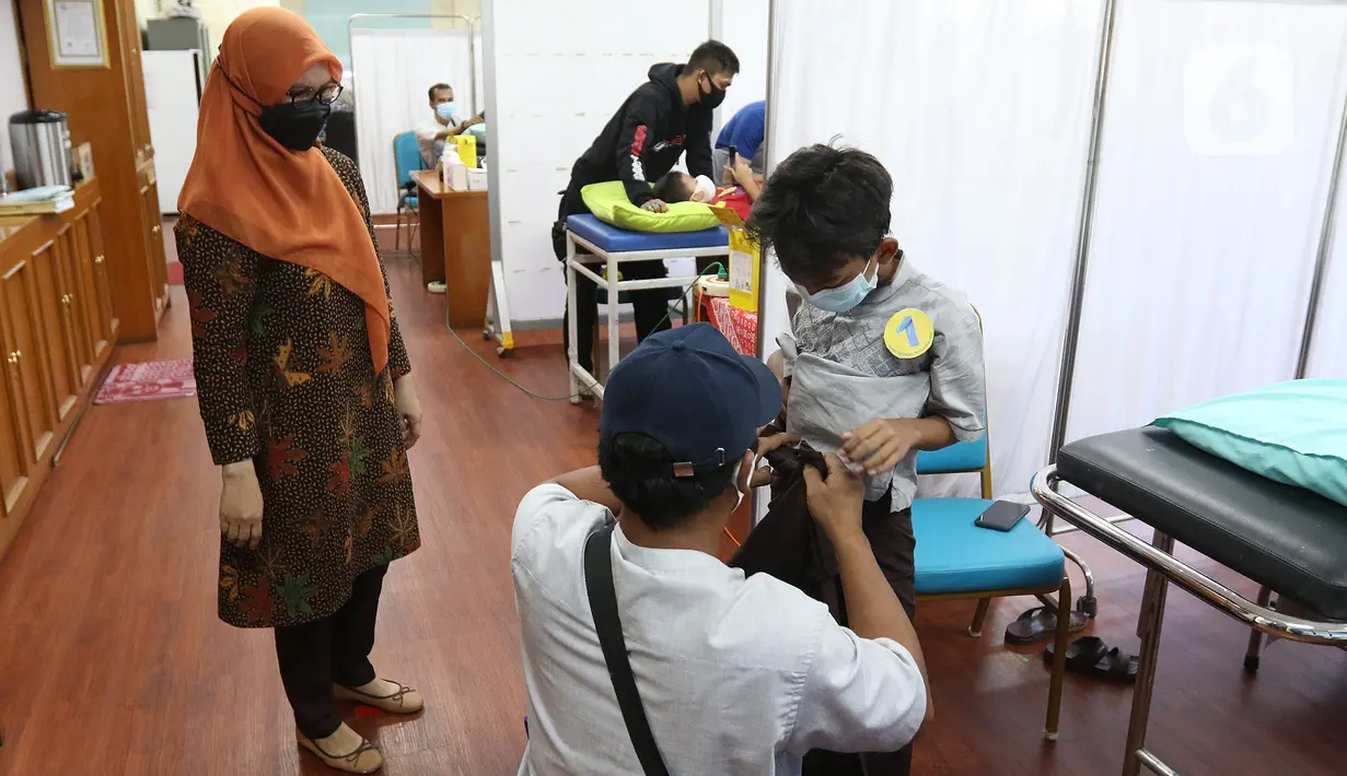 FOTO: Sunatan Massal Peringati Hari Kesehatan Nasional - Foto Liputan6.com