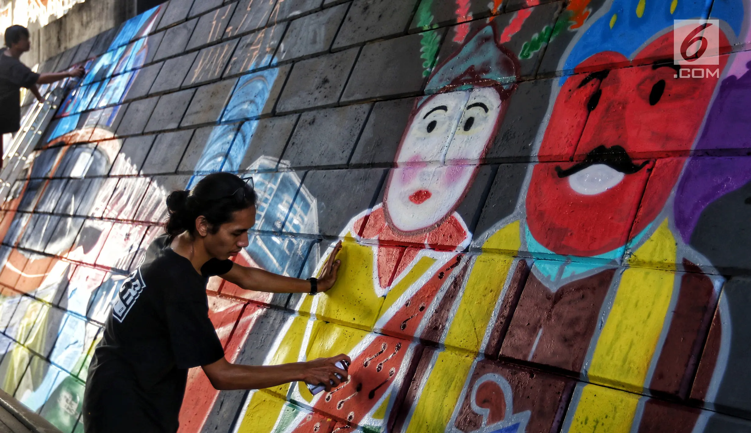 FOTO: Intip Pembuatan Mural dan Gravity di Kolong Tol - Foto Liputan6.com