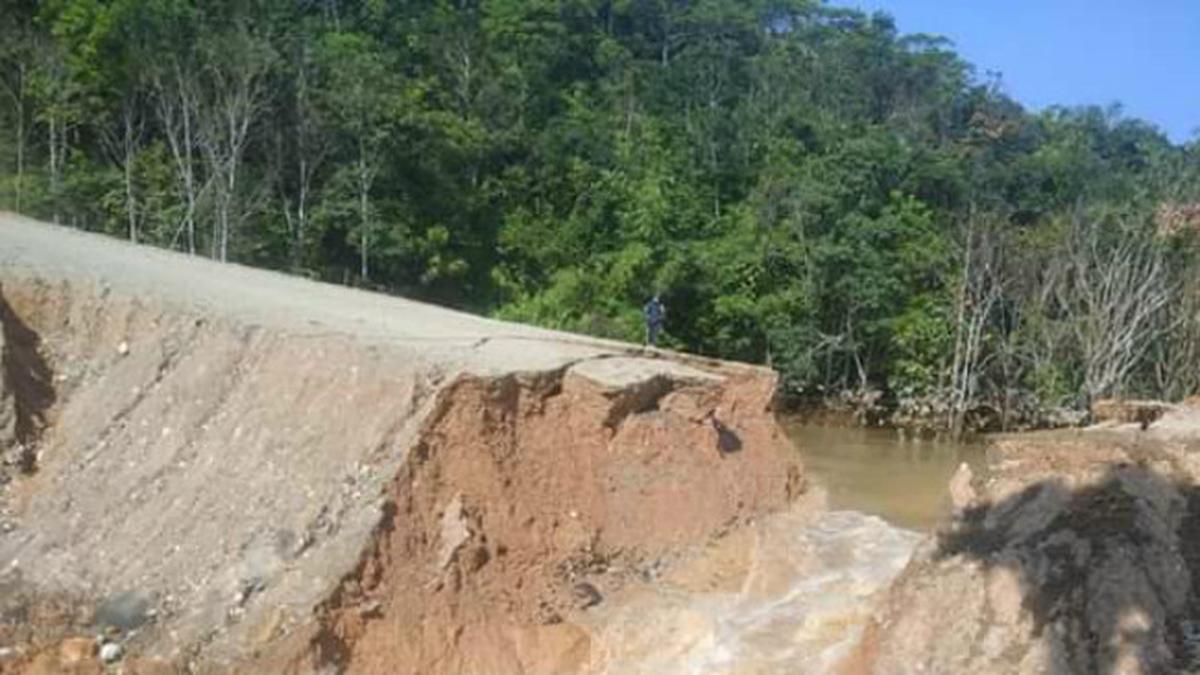 Hanya Dipasangi Paralon, Jalan Perbatasan Desa Pala di Entikong Ambles