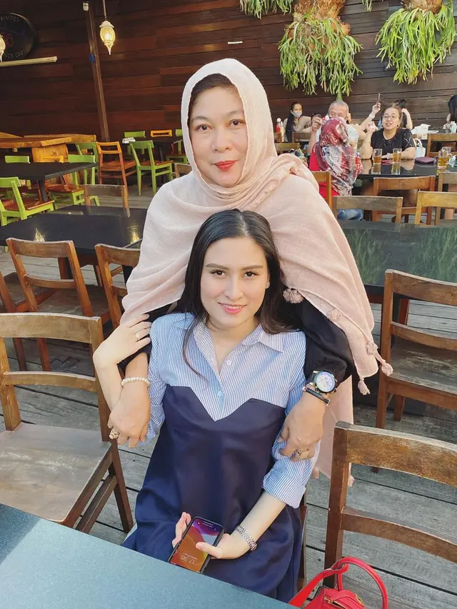 6 Potret Kebersamaan Angbeen Rishi dan Mama Mertua, Penuh Kehangatan - Hot Liputan6.com