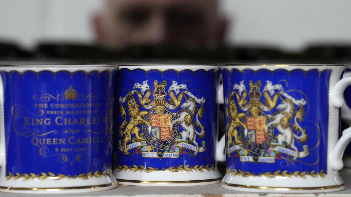 Souvenir Mug dan Piring untuk Penobatan Raja Charles III Ungkap Lambang ...