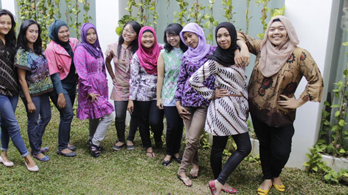 Yang Muda, Yang Bangga Dan Cinta Batik Indonesia - Fashion Fimela.com