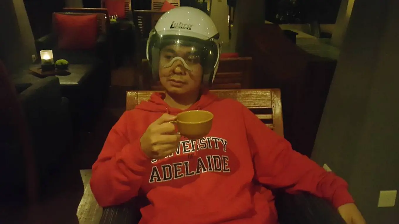 Raditya Dika, Minum Kopi Pun Pakai Helm - Entertainment Fimela.com