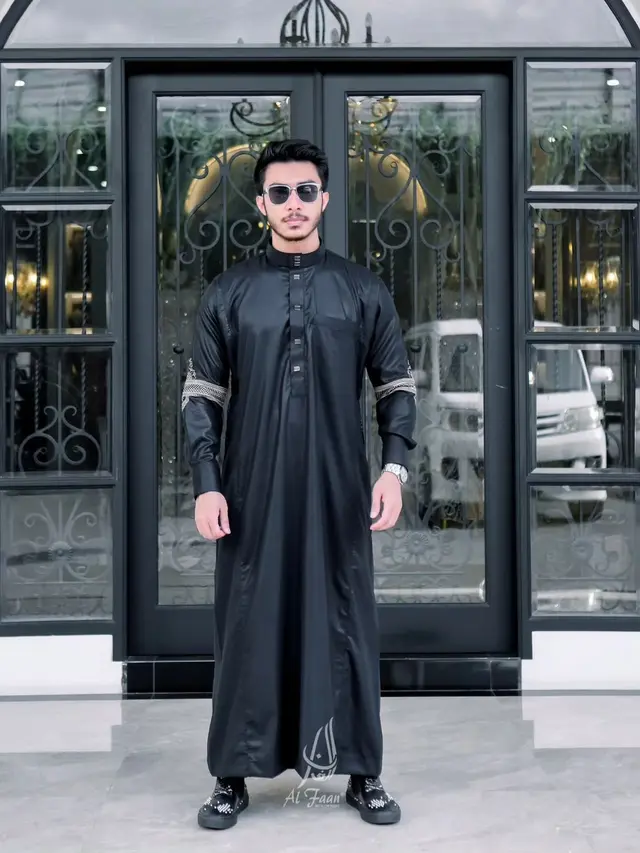 6 Rekomendasi Style Gamis Hitam Pria, Inspirasi Idul Adha 2025 - Hot ...