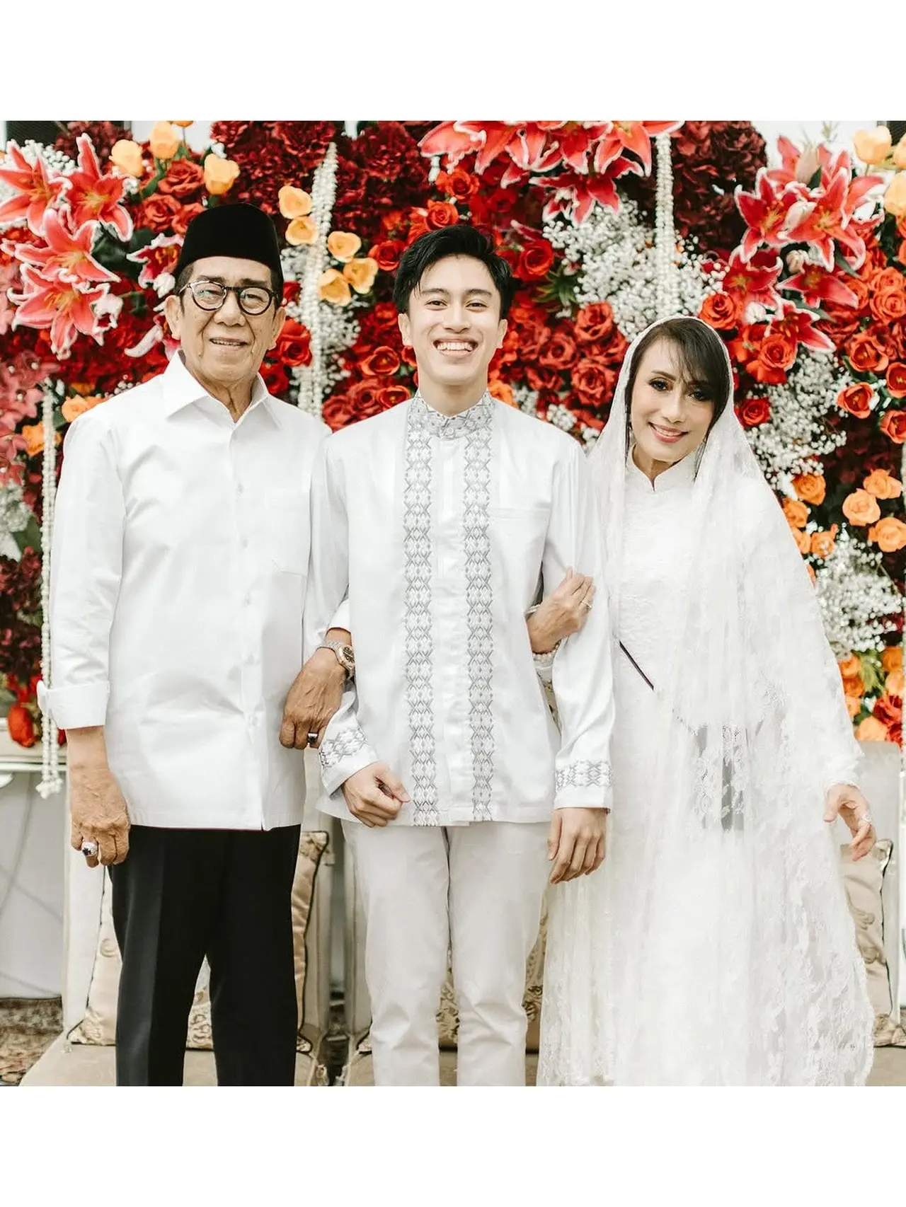 7 Potret Kompak Yayuk Suseno dan Henry Yosodiningrat di Momen Haru Siraman Anak - Hot Liputan6.com