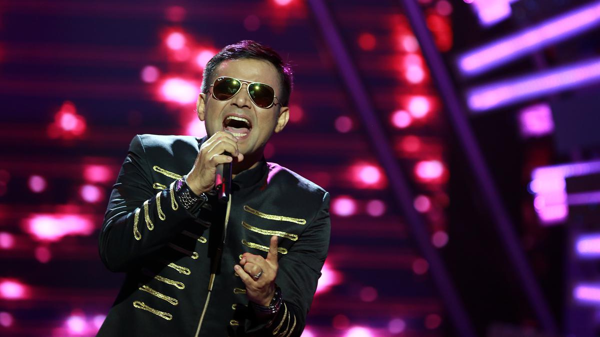 Judika: Nyanyi Pakai Batik Juga Bisa Keren Kok - Entertainment Fimela.com