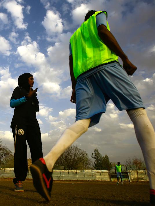 FOTO: Hebat, Wanita Ini Jadi Pelatih Sepak Bola Pria Pertama di Sudan ...