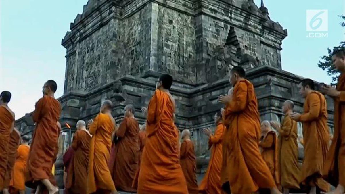 VIDEO: Api Dharma Waisak Disemayamkan di Candi Mendut - News Liputan6.com
