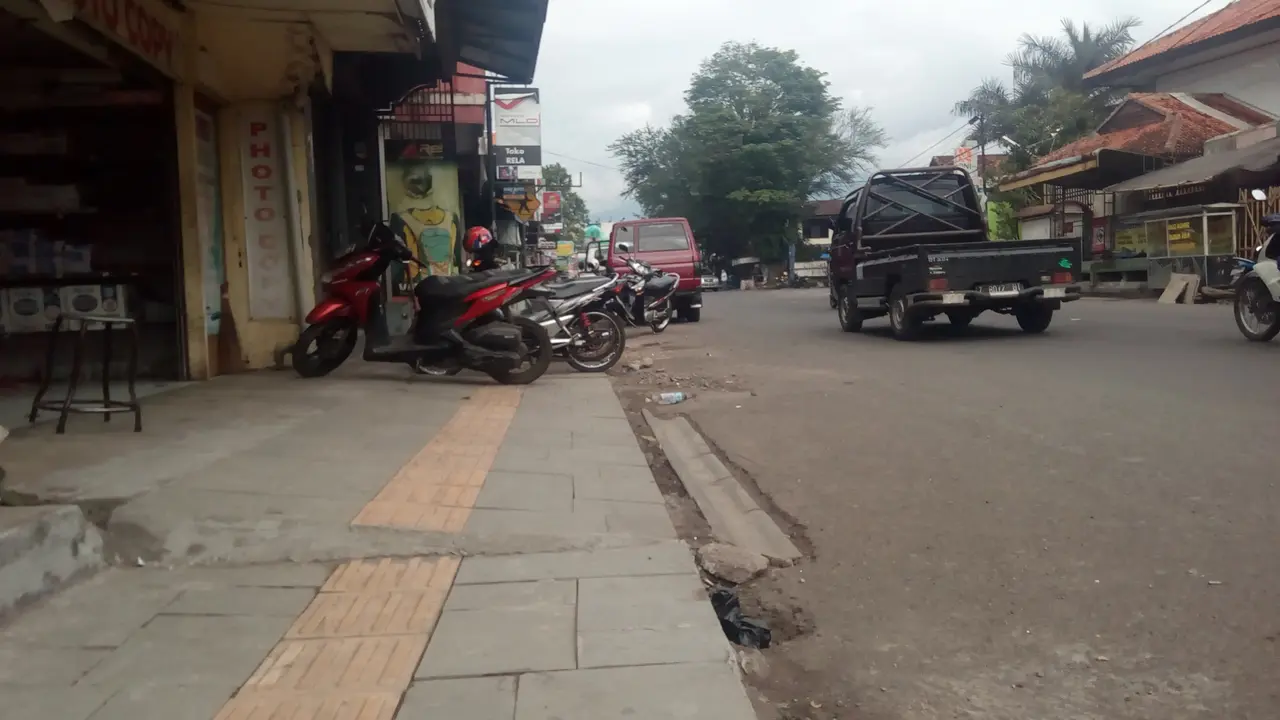Warga Menggerutu, Trotoar Diperbaiki Malah Jadi Miring - Regional ...