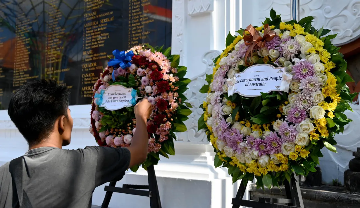 22 Tahun Tragedi Bom Bali I, Keluarga Korban Tabur Bunga dan Berdoa di Monumen - Foto Liputan6.com