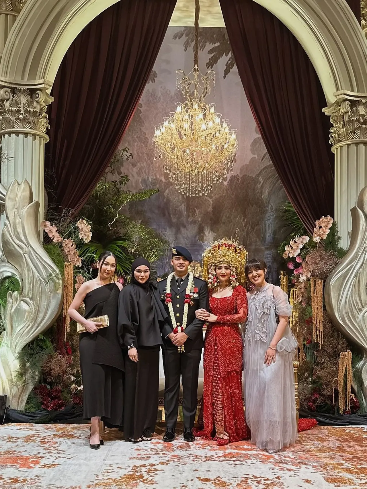 Ditunggu Penggemar, Ini 6 Potret Anggota Blink Reuni di Pernikahan ...