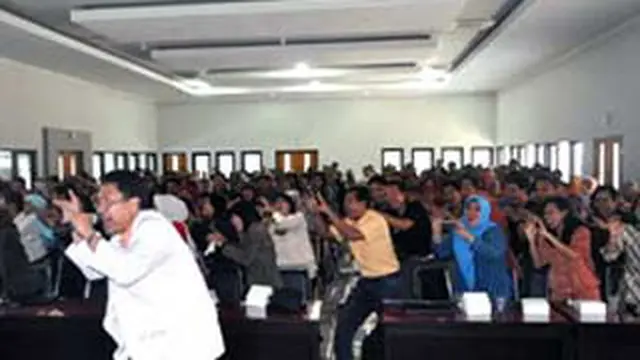 Lepas Stres dengan Terapi Tertawa - Health Liputan6.com