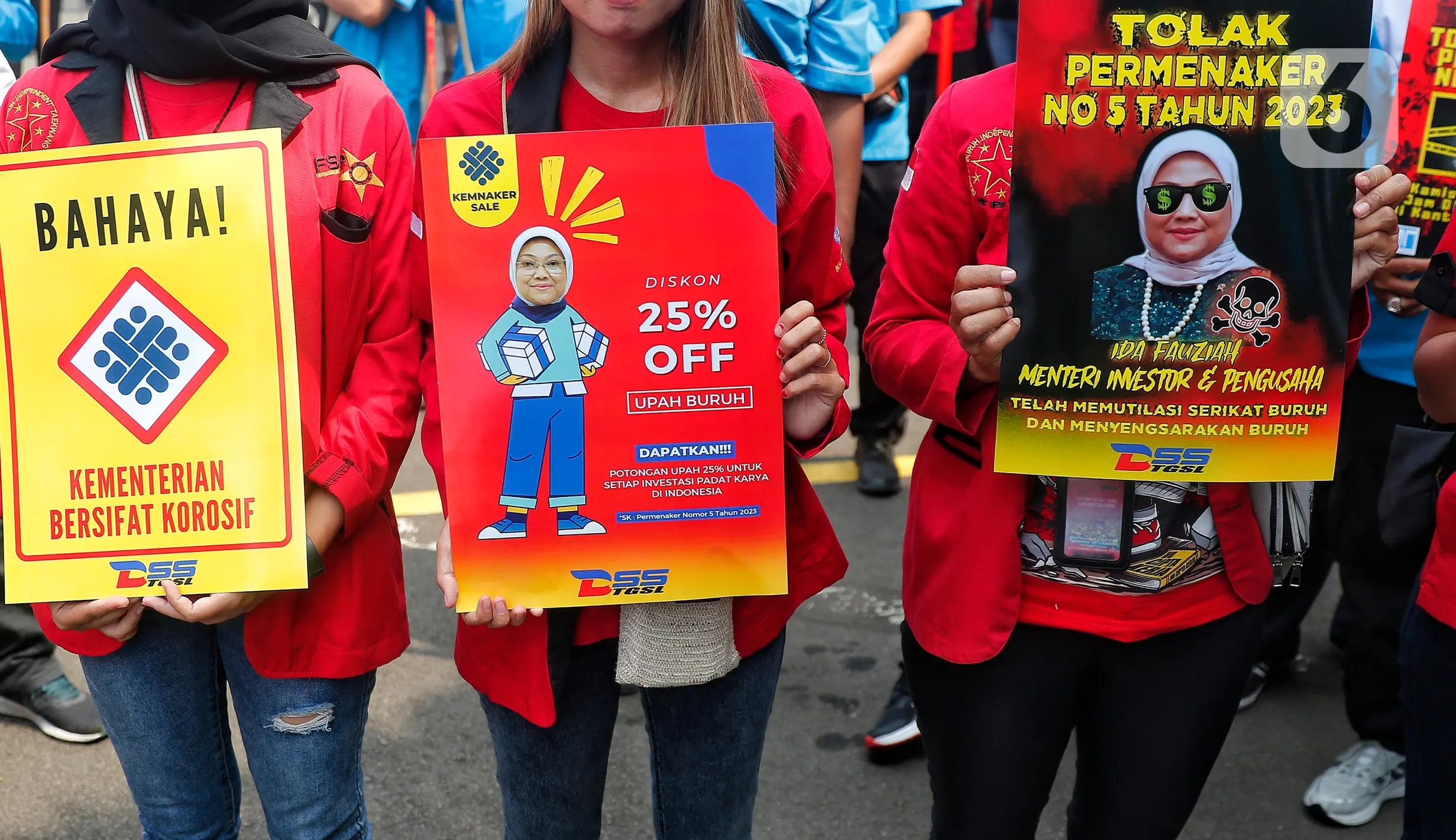 Buruh Geruduk Kemnaker Tolak Aturan Potong Upah 25 Persen - Foto Liputan6.com