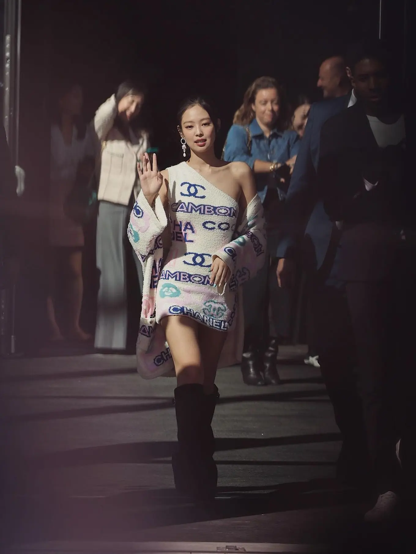 Jennie BLACKPINK Tampil Stunning Pakai Mini Dress Putih Hadiri Chanel ...