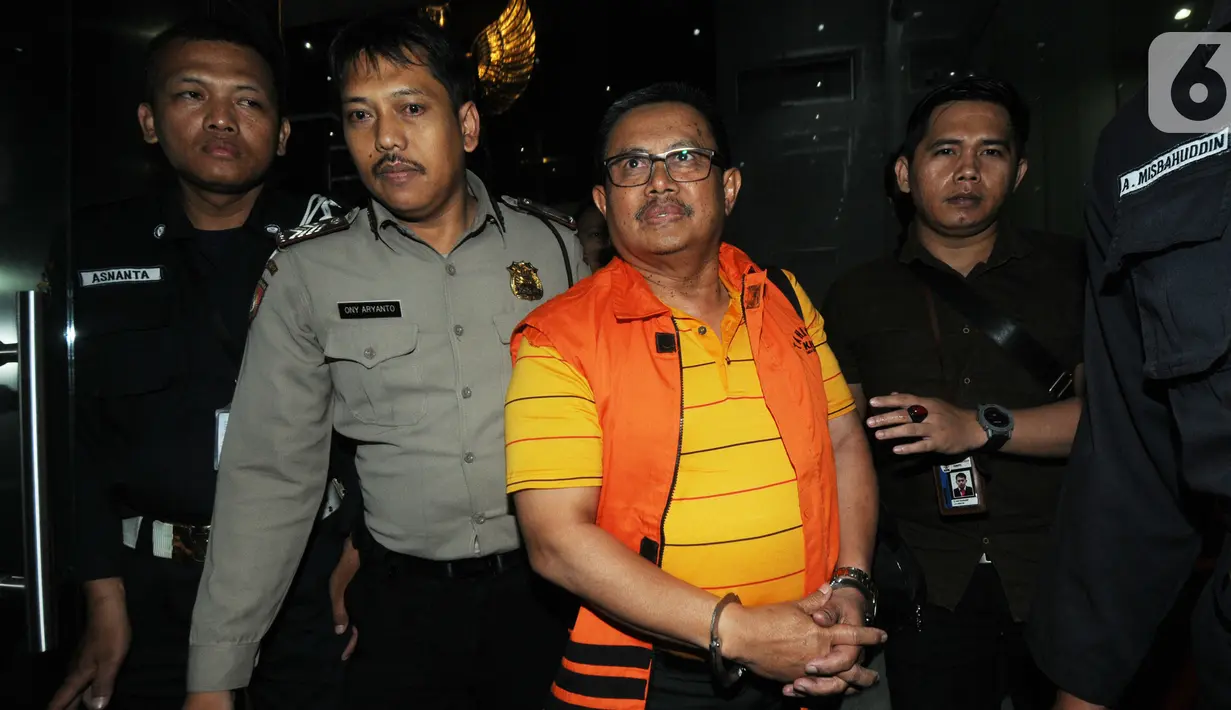 FOTO: Ekspresi Bupati Indramayu Supendi Saat Berompi Tahanan KPK - Foto ...