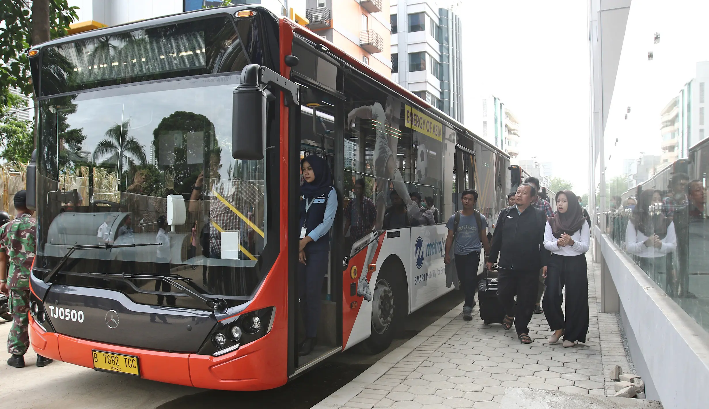 FOTO: Kini Bus Transjakarta Terintegrasi dengan Kereta Bandara - Foto ...
