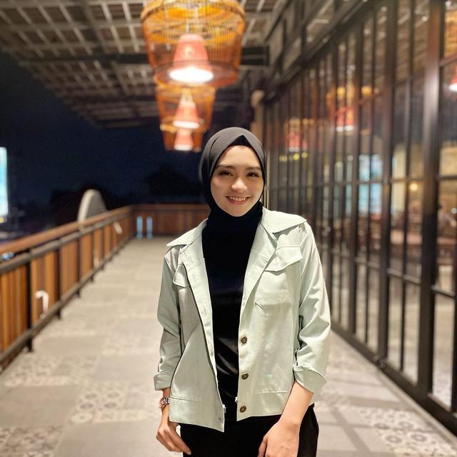 Berhijab dan Sudah Jadi Ibu, Ini 6 Potret Terbaru Riskha Fairunissa Eks ...