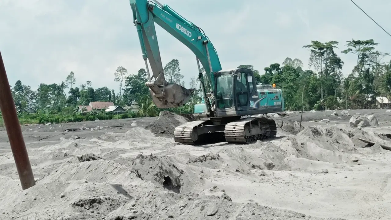 7 Alat Berat Diterjunkan Bersihkan Material Vulkanik Semeru di Jalur Curah Kobokan - Surabaya ...