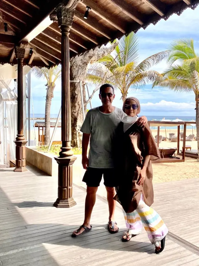 Awet Muda, Ini 6 Potret Terbaru Presenter Ferdy Hasan Bareng Istri ...