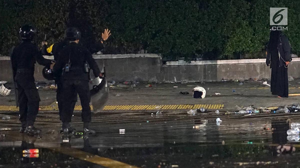 Top 3 News: Kala Perempuan Bercadar Mendekati Barikade Polisi di Aksi ...