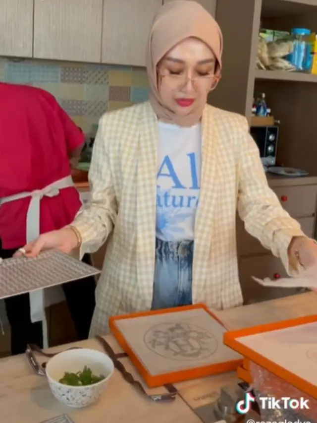 Video Wanita Makan Lumpia Pakai Piring Hermes Tuai Pro Kontra ...