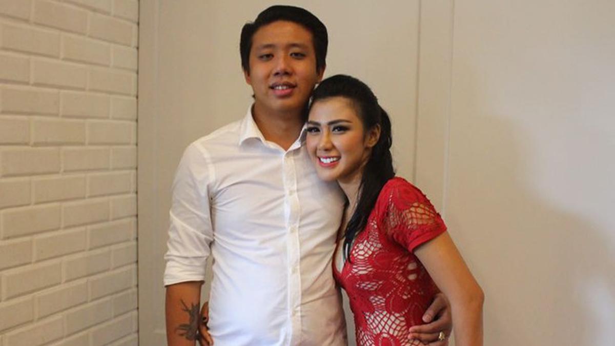 Suami Tak Akan Tinggalkan Rey Utami, Ini Buktinya - ShowBiz Liputan6.com