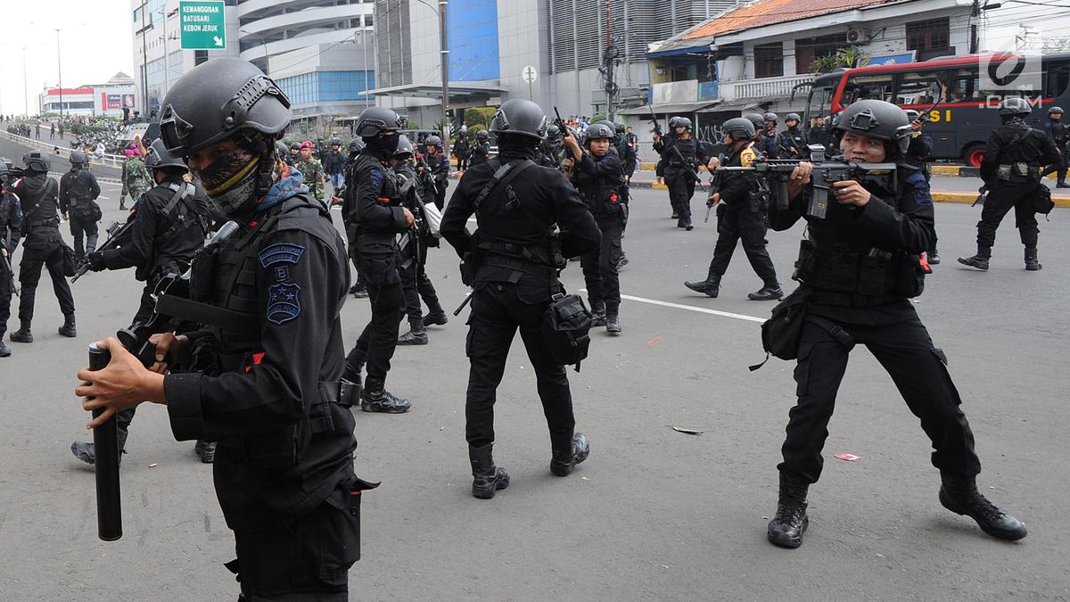 FOTO: Bus Polisi Dibakar, Brimob Usir Massa Aksi di Slipi - Foto ...