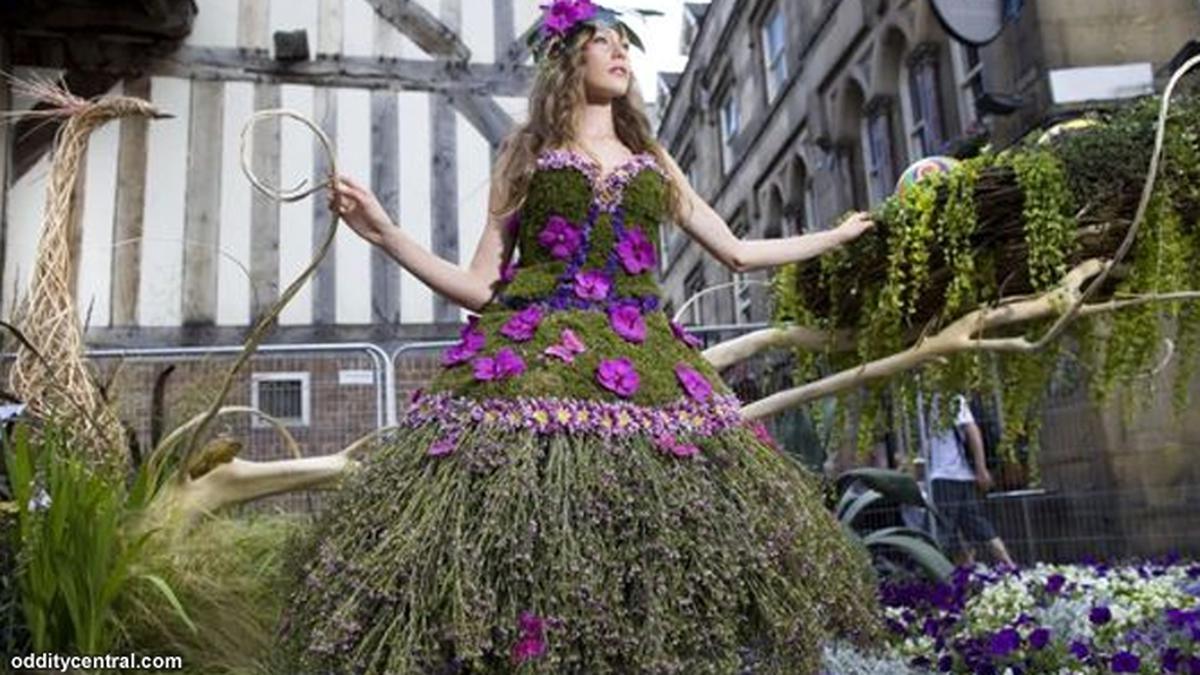 Fantastis! Desainer Bikin Gaun dari Rangkaian Daun dan Bunga - Global ...