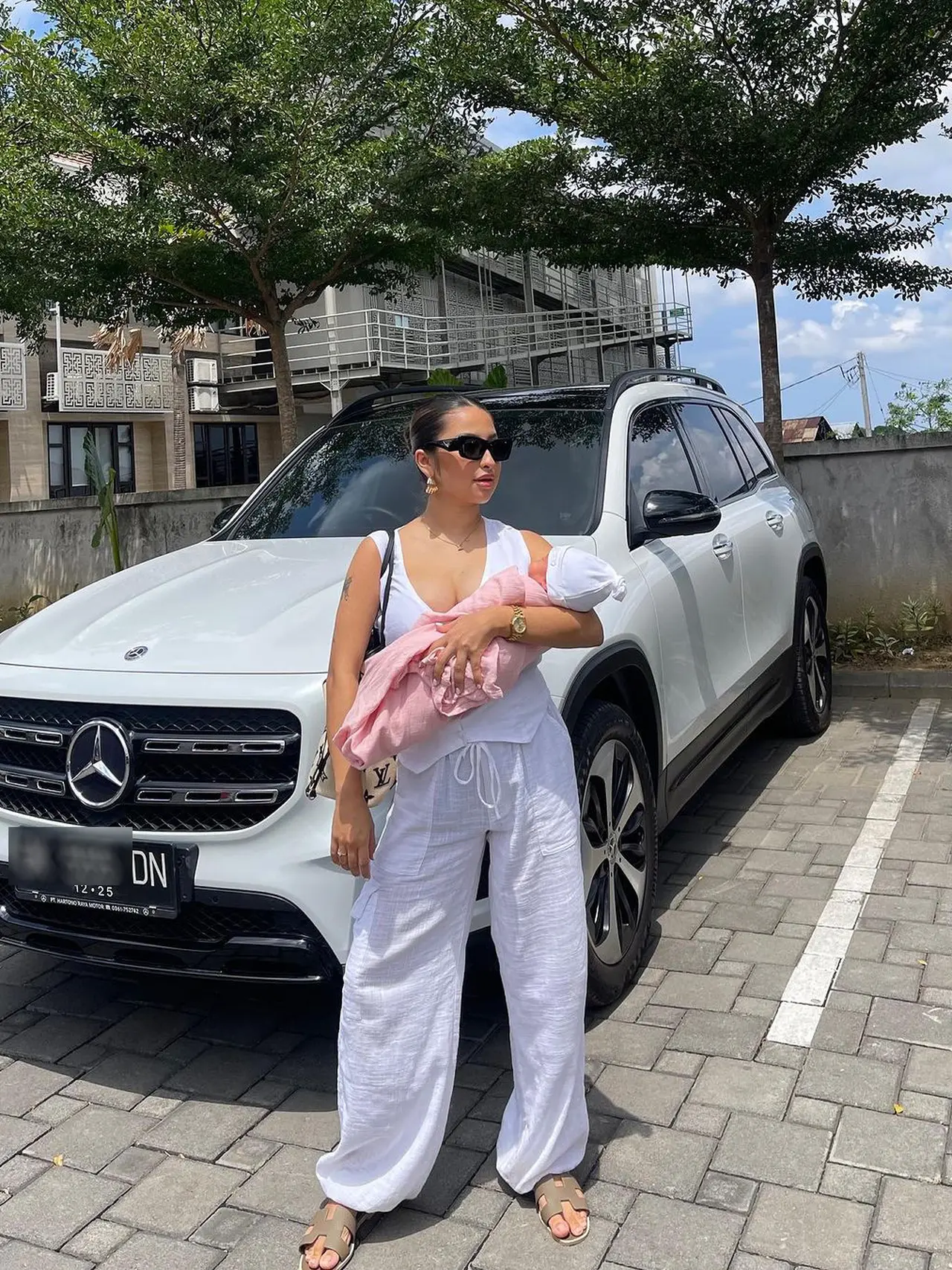 Hot Mom, Potret Jennifer Coppen Tampil Stunning Gendong Bayi ...