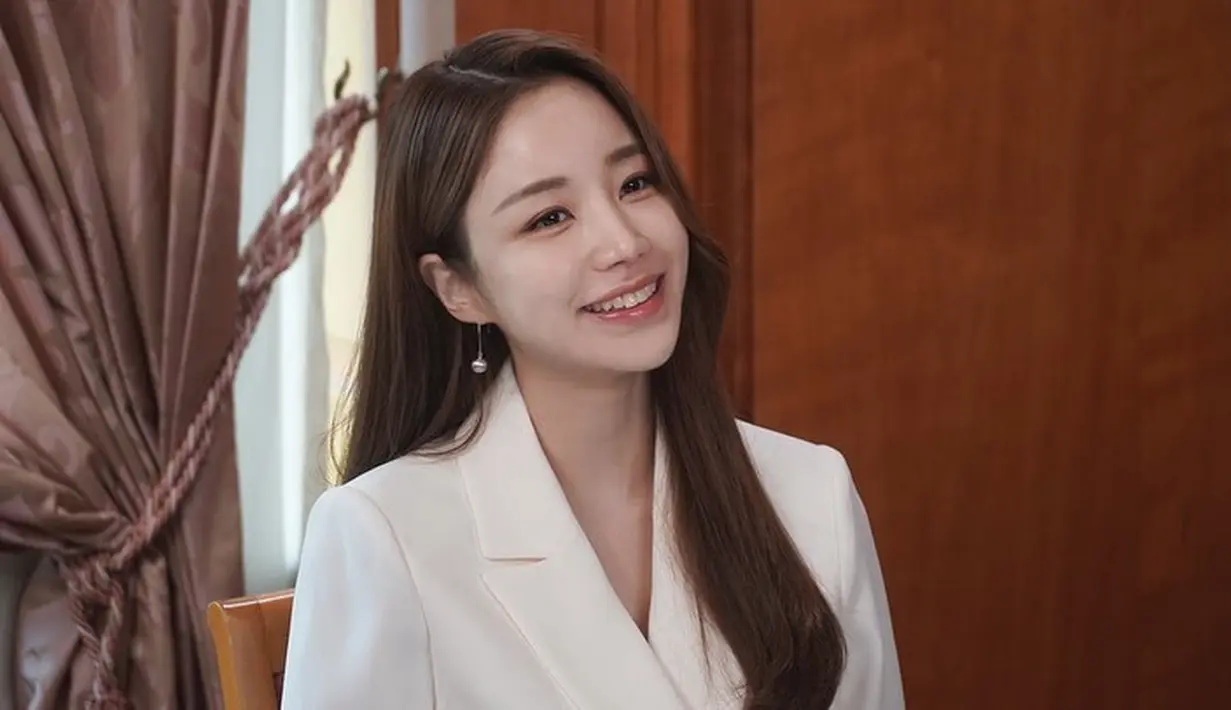Senyum Manis Yoon Jin Yi, Aktris Young Lady and Gentleman yang Akan Nikah Oktober 2022 - Foto ...